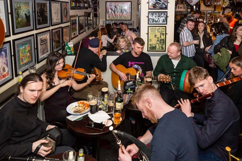 Belfast Pub Culture Tour - Belfast City Sightseeing